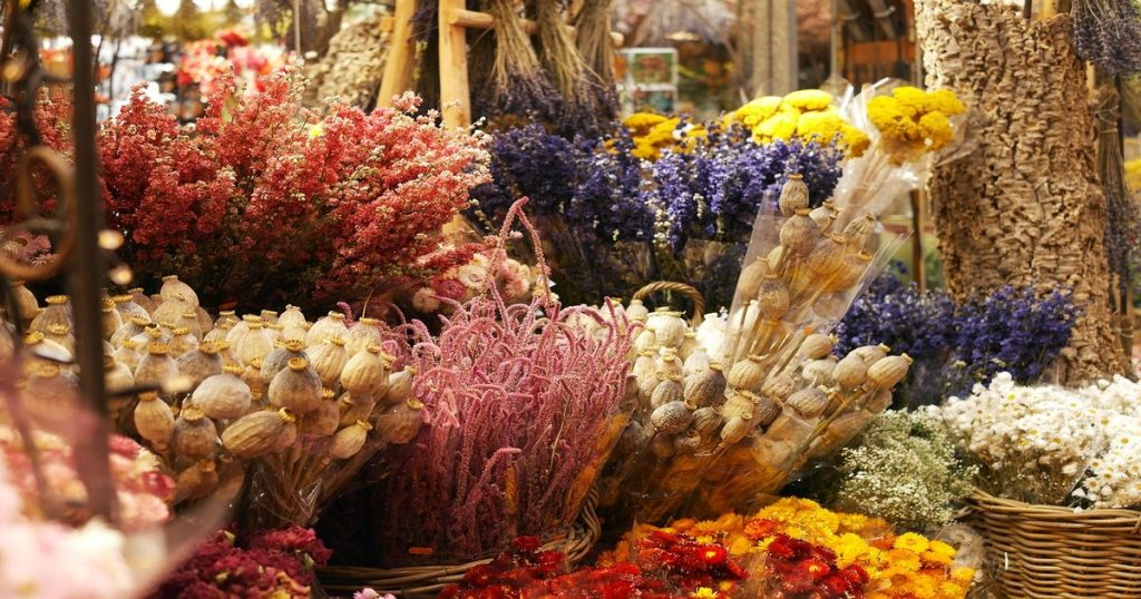 青い薔薇のドライフラワーの花言葉や意味、作り方も徹底解説! The Rose Magazine